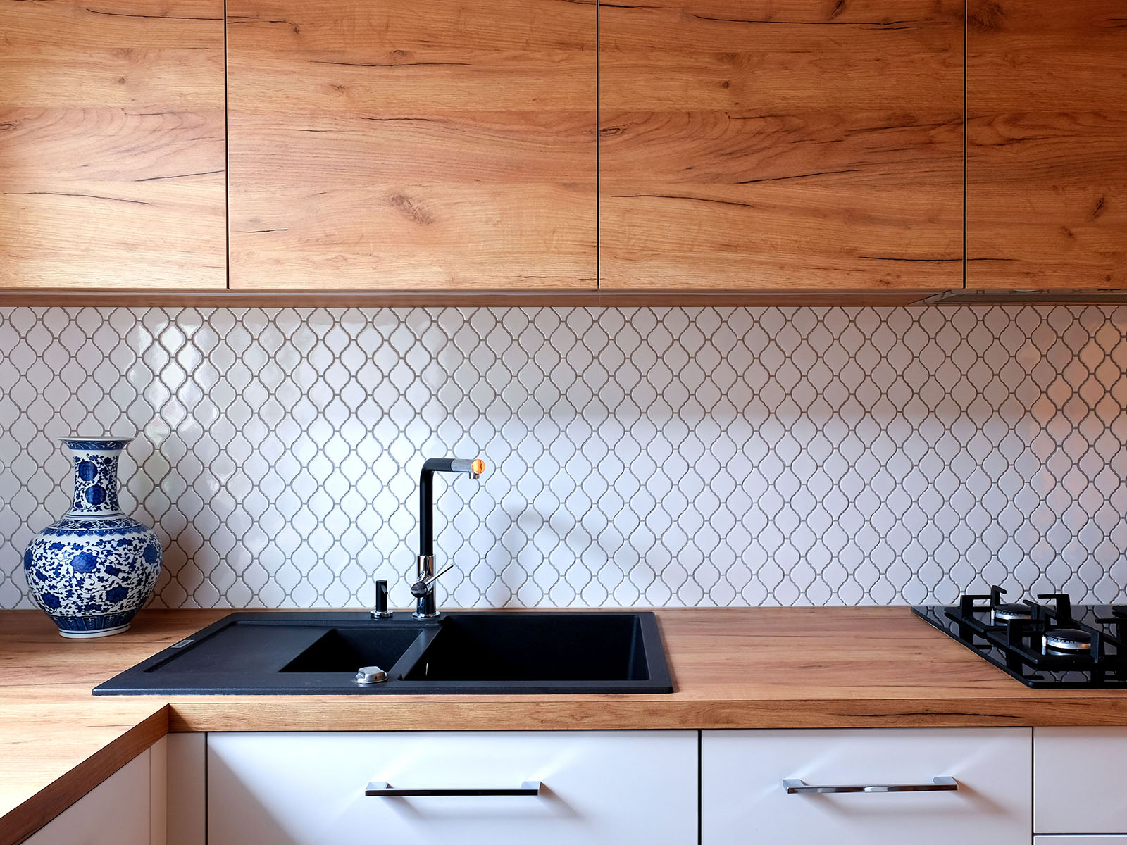 Bílá lesklá mozaika v kuchyni ve tvaru malé arabesky